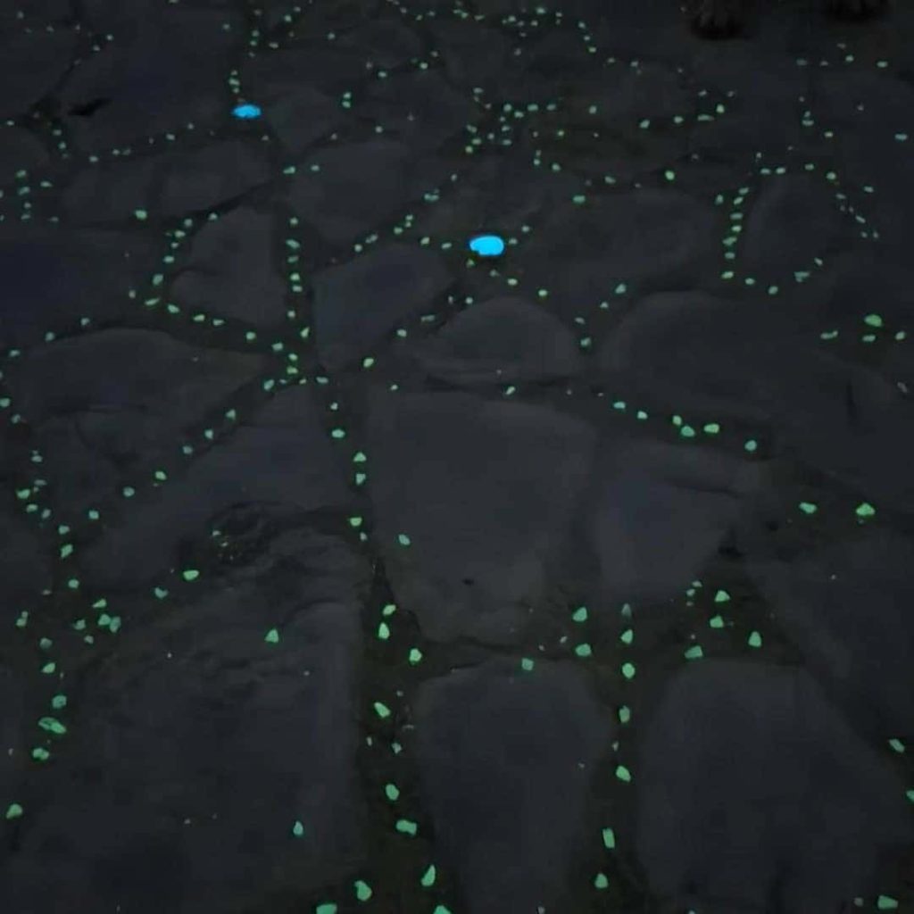 Faire un sol extérieur phosphorescent avec des pierres, cailloux et ...